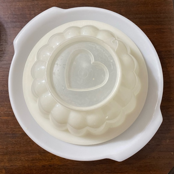 Tupperware | Kitchen | Tupperware Jello Mold Jelnserve Tupperseal ...